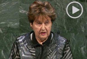 Eva Lavi, la plus jeune survivante de la liste de Schindler, s'adresse ...