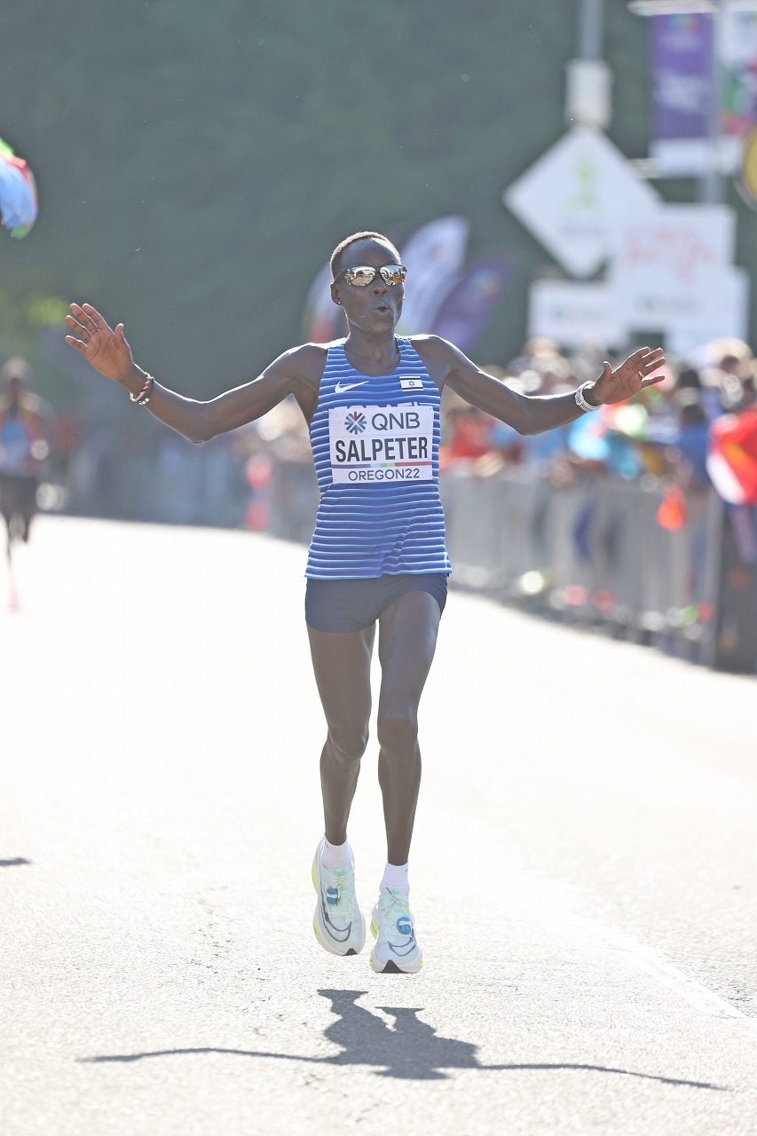 La marathonienne israélienne Lonah Saltpeter remporte la médaille de ...