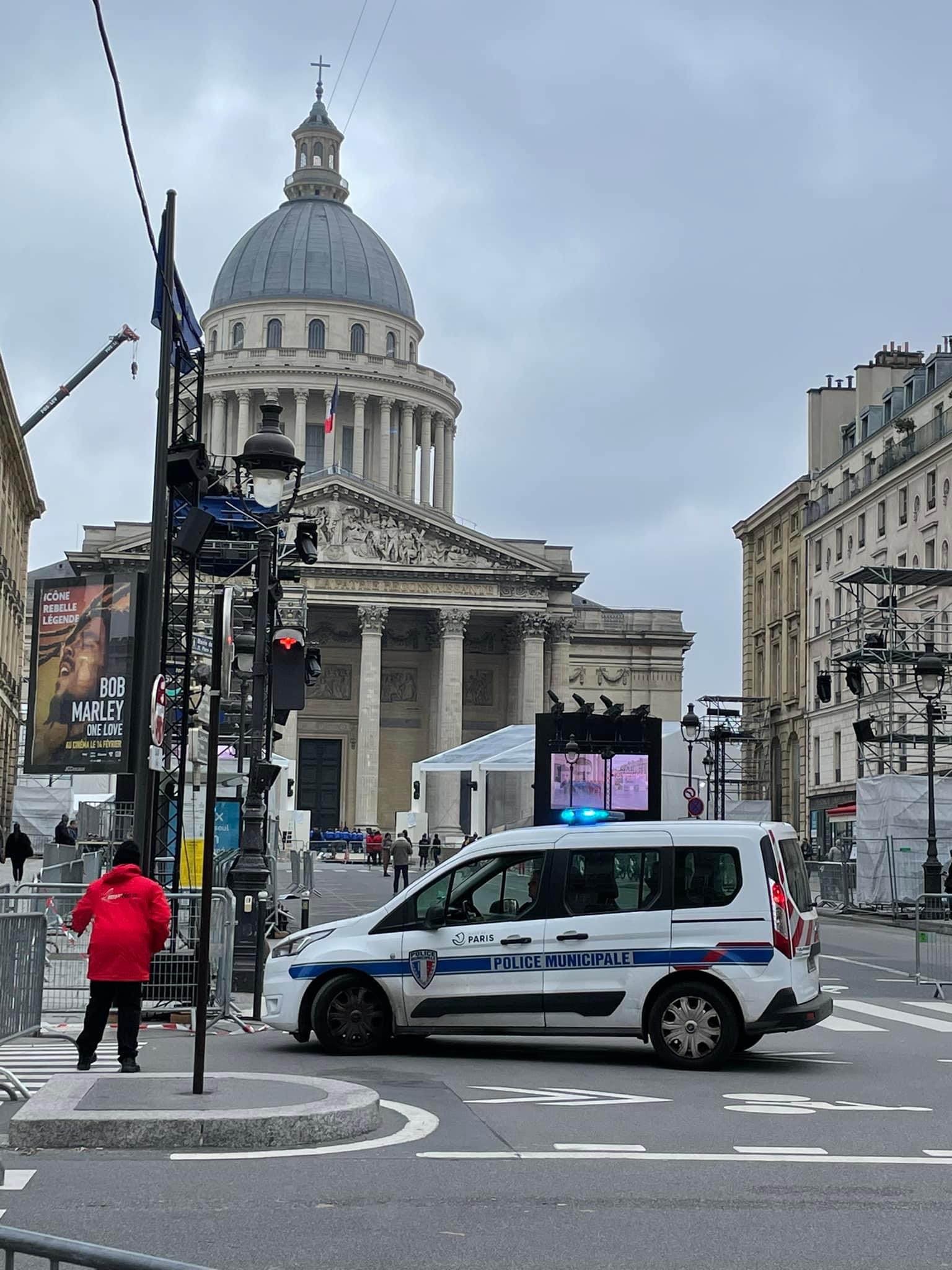 Daniel Sarfati. Le Panthéon. "Font chier. C'est pour qui encore ...