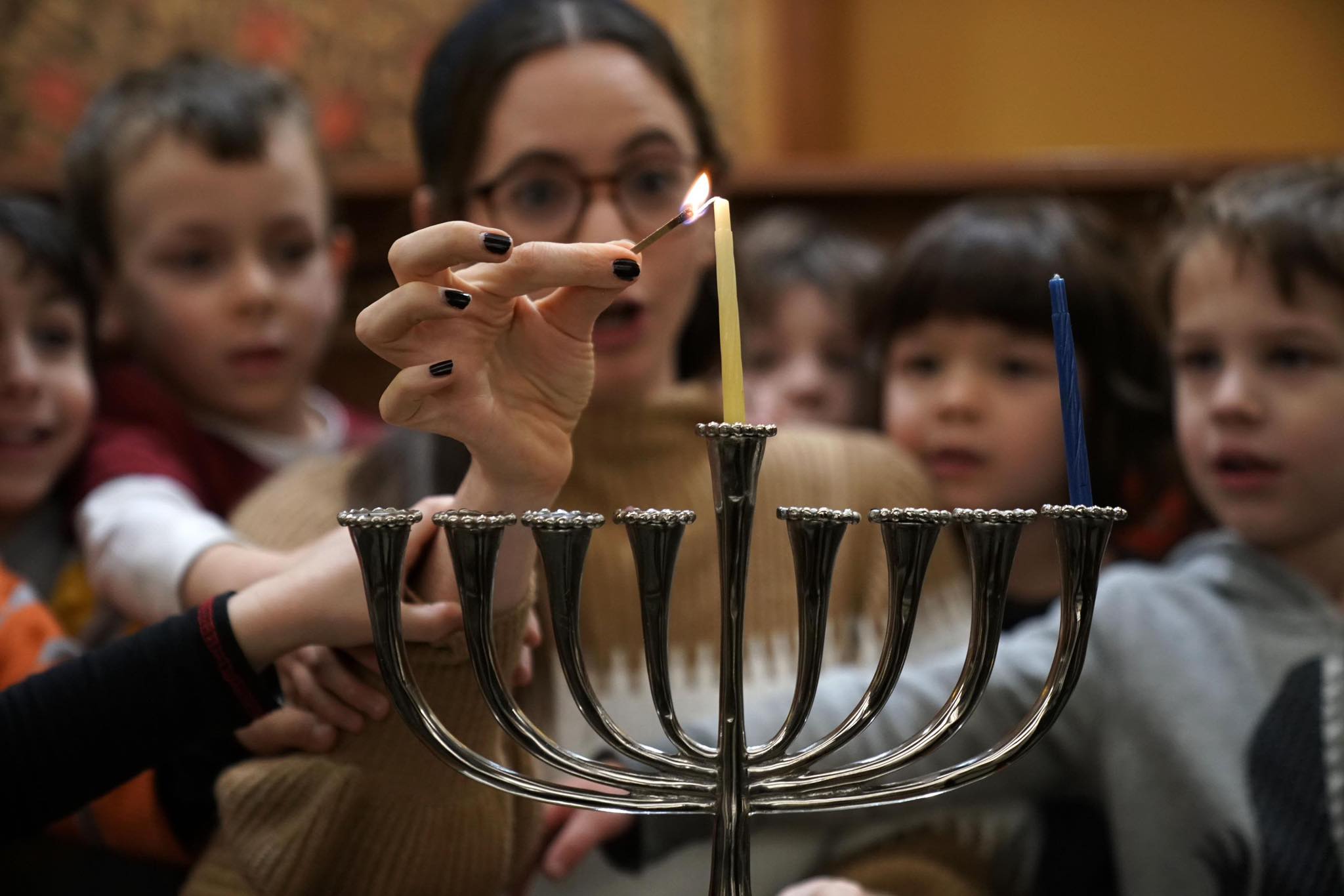 Hanouka : déceler la pintele Yid qui brûle en chaque Juif. Par Theo ...
